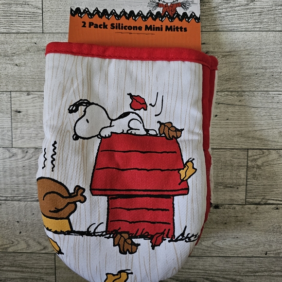 Peanuts | Kitchen | Peanuts Snoopy Print Mini Mitts Kitchen Set | Poshmark